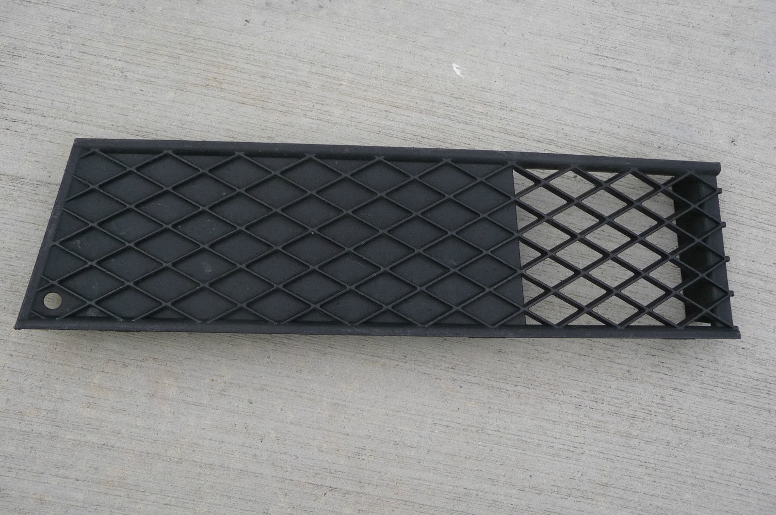 BMW Hybrid 7 7L Front Bumper Air Intake Partially Closed Left Grill ...