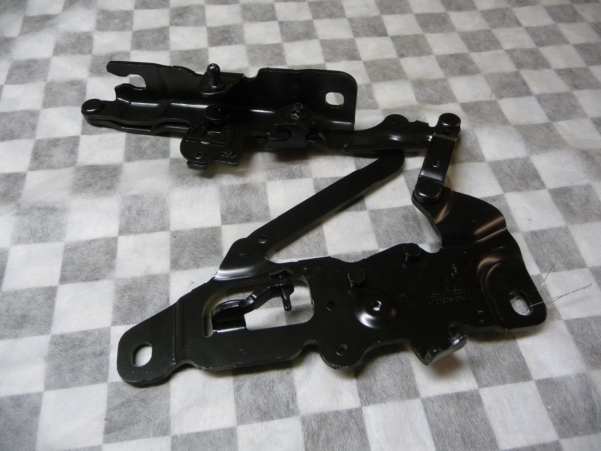 BMW 7 Series F01 F02 740i 750i Right Engine Hood Hinge 41617291702 OEM ...