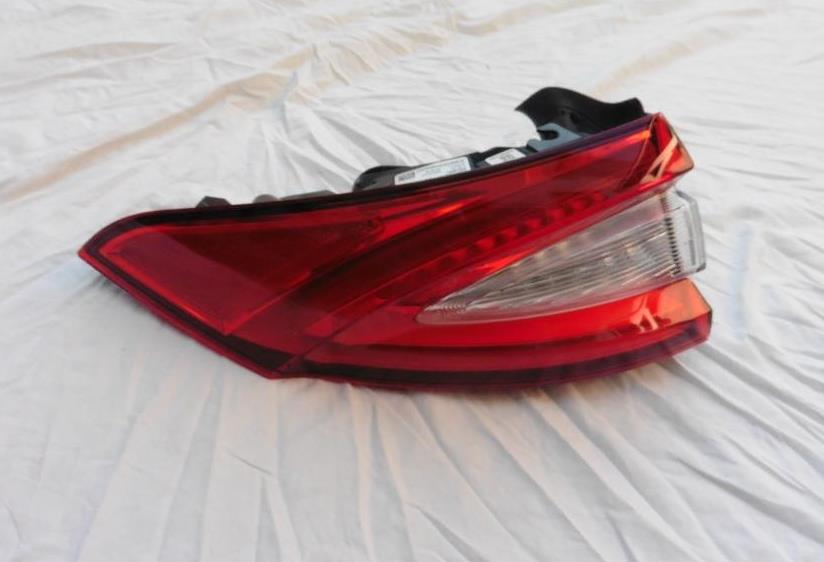 17-19 Maserati Levante M161 Rear Left 1/4 Panel Taillight Lamp ...