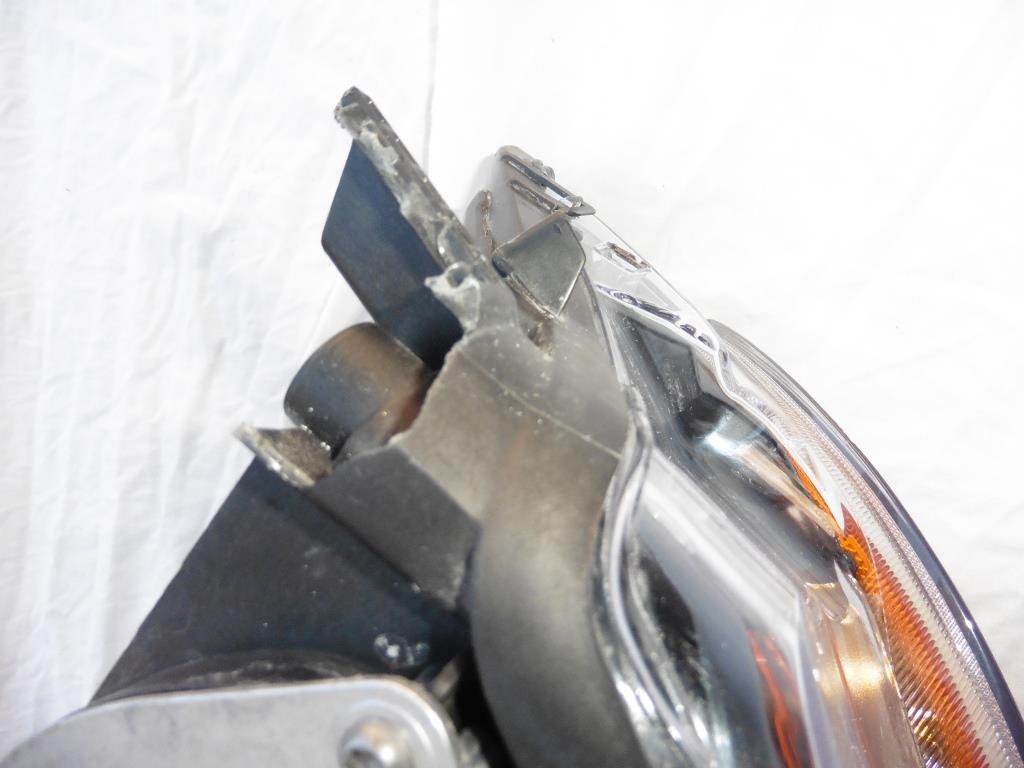 17-19 Maserati Levante M161 Right HID Headlight 670037331 OEM Missing ...