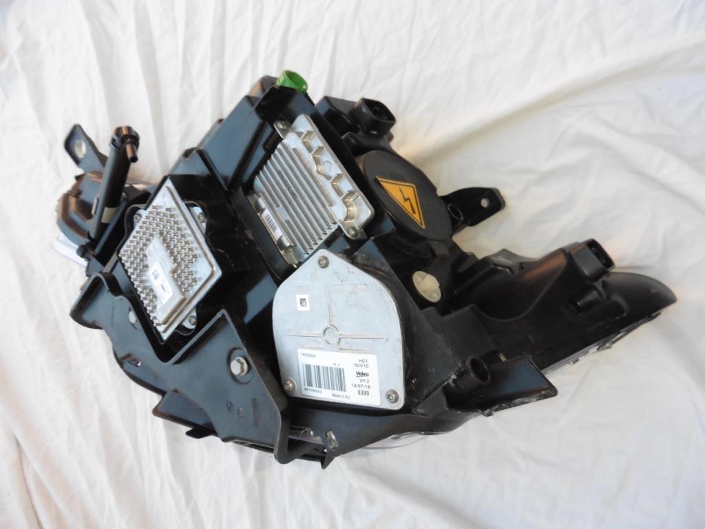17-19 Maserati Levante M161 Right HID Headlight 670037331 OEM Missing ...