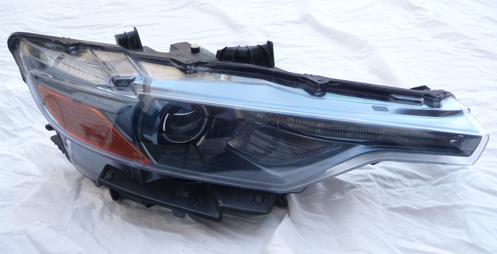 17-19 Maserati Levante M161 Right HID Headlight 670037331 OEM Missing ...