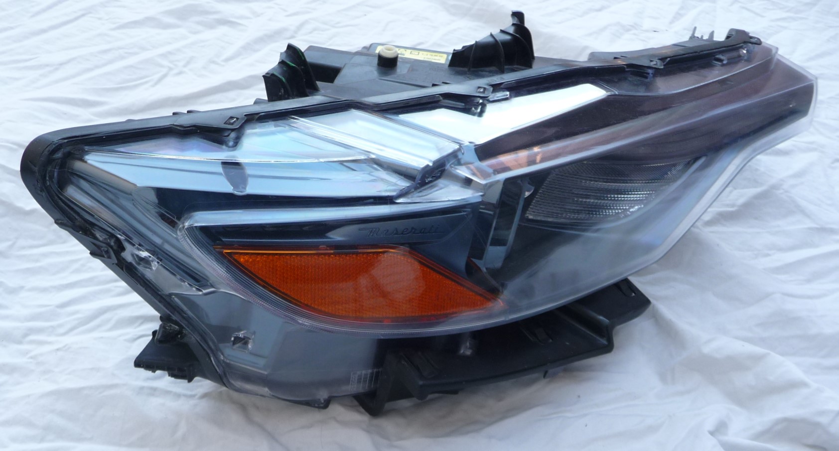 17-19 Maserati Levante M161 Right HID Headlight 670037331 OEM Missing ...