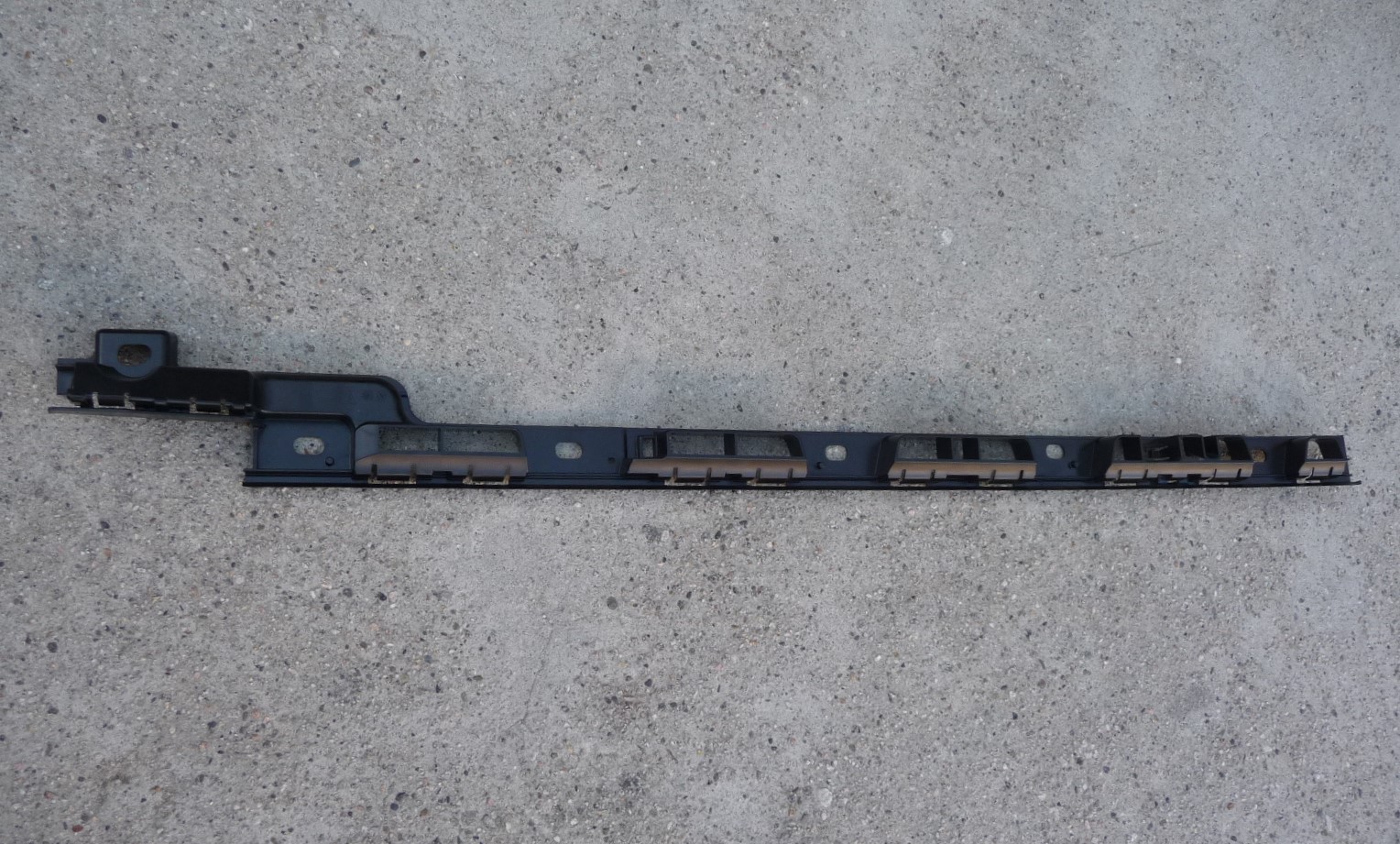 2019-2023 Porsche Macan Front RH Rocker Panel Molding Bracket ...