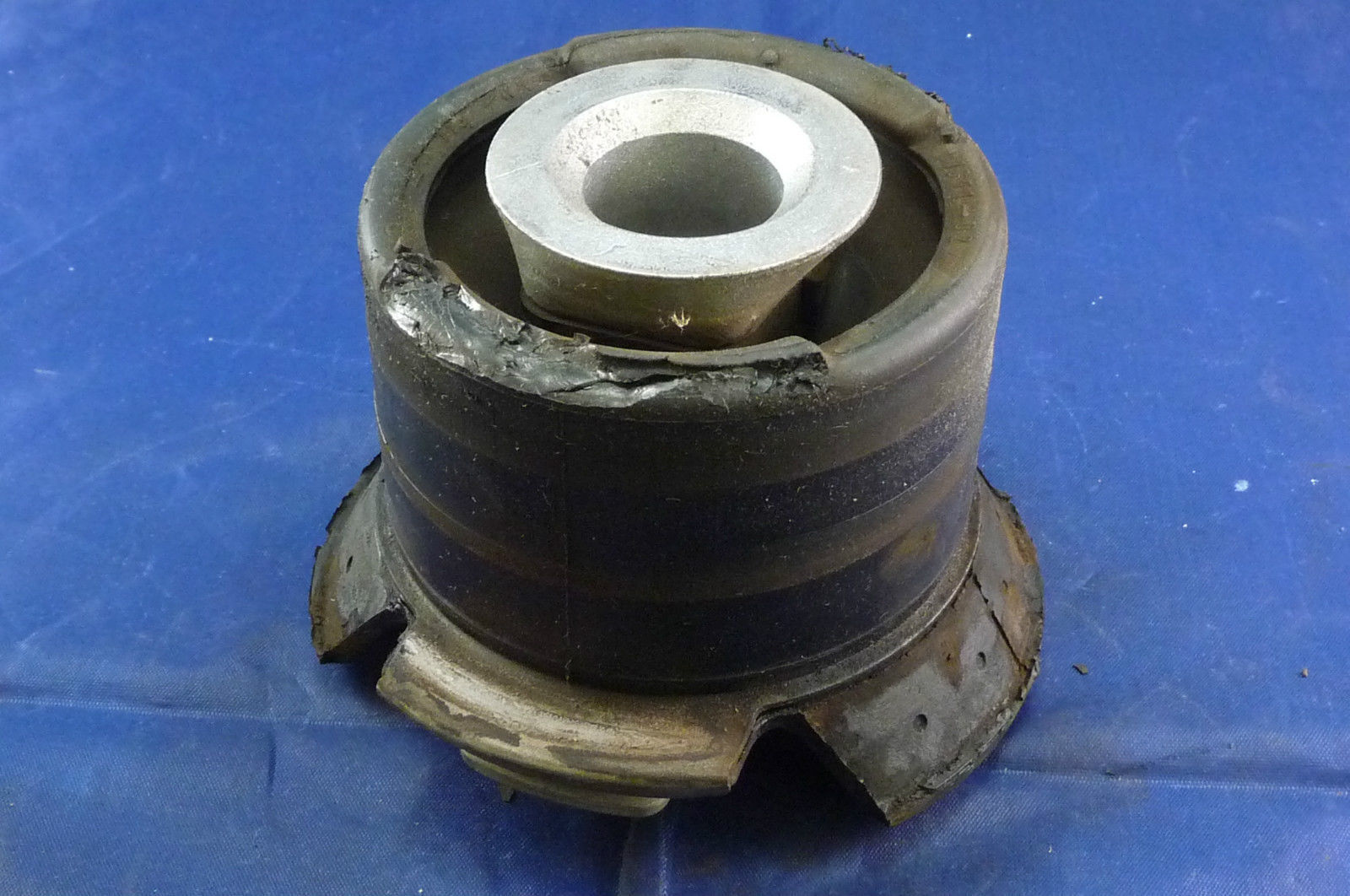 Mercedes Benz W164 Rubber Mounting A 1643510042 OEM OE | LA Global Parts